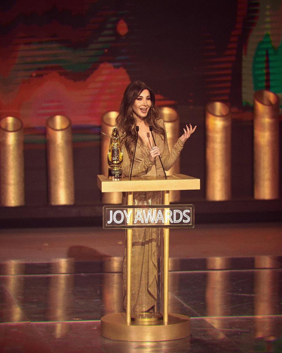 نانسي عجرم تـ صَح صَح الحضور بإطلالة ذهبية في حفل "Joy Awards" | ET بالعربي